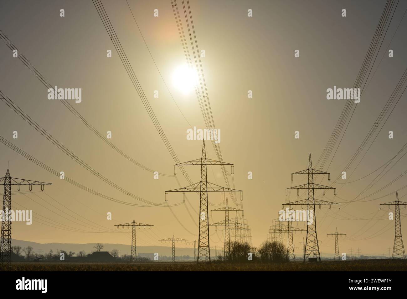 27.1.2024 Strom Symbol. Energie Stromleitungen der Stromtrasse im ...