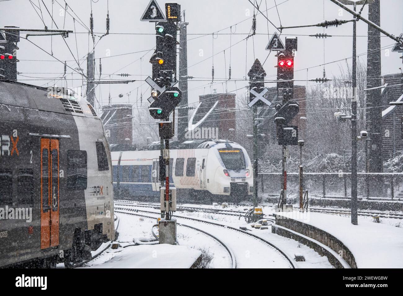 National Express leaving the central station, snow, snowfall, Cologne ...