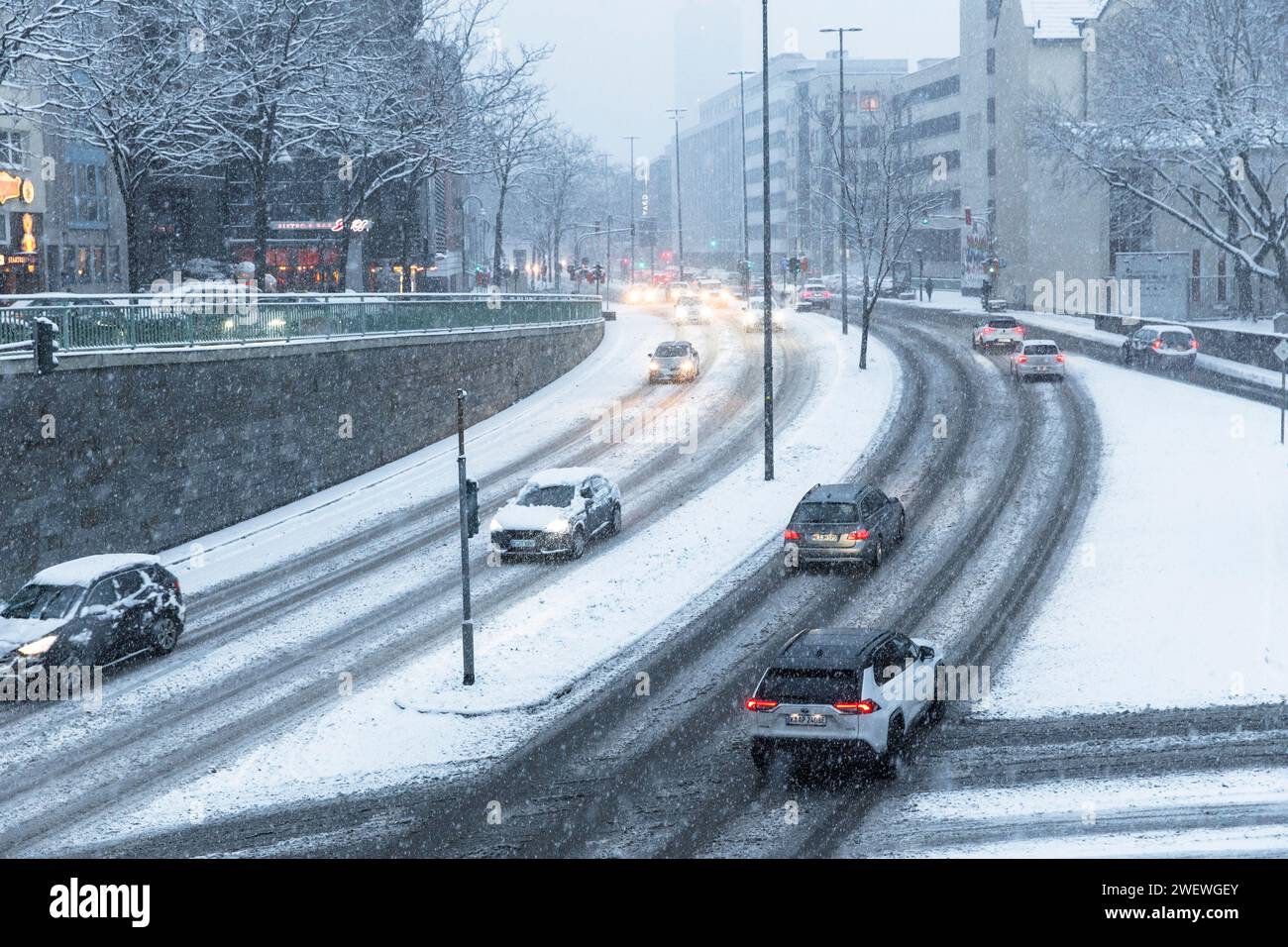 traffic during heavy snowfall on Turiner street, snow, winter, Cologne ...