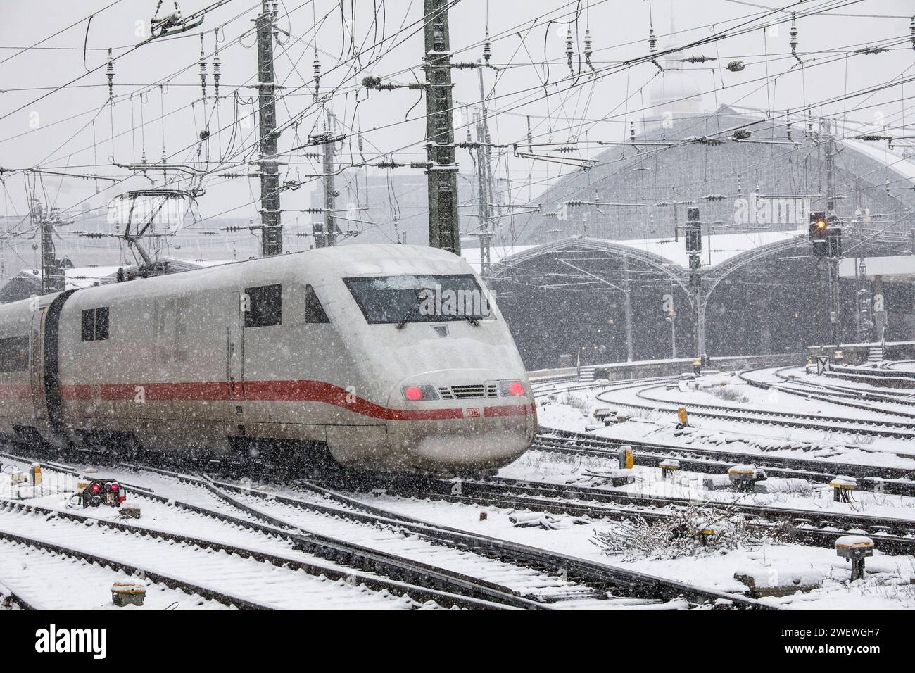 ICE 1 train leaving the central station, snow, snowfall, Cologne ...