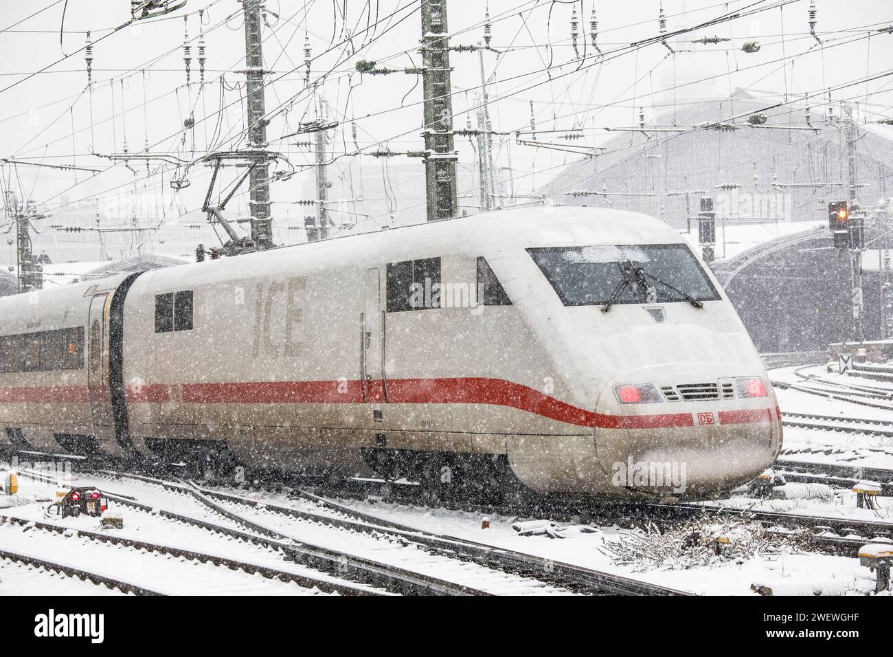 ICE 1 train leaving the central station, snow, snowfall, Cologne ...