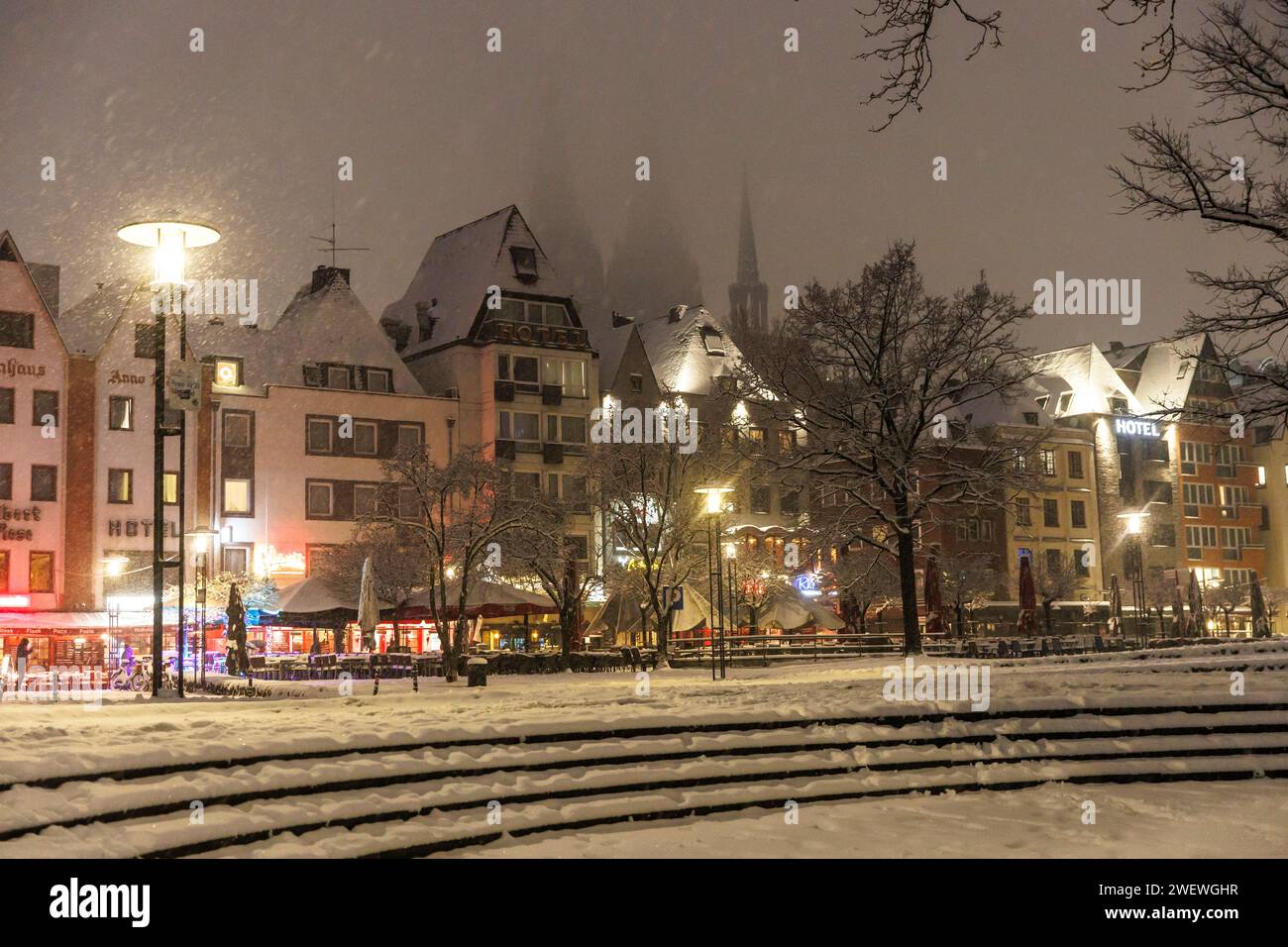 the snowy Rheingarten in the old town, in the background the cathedral ...