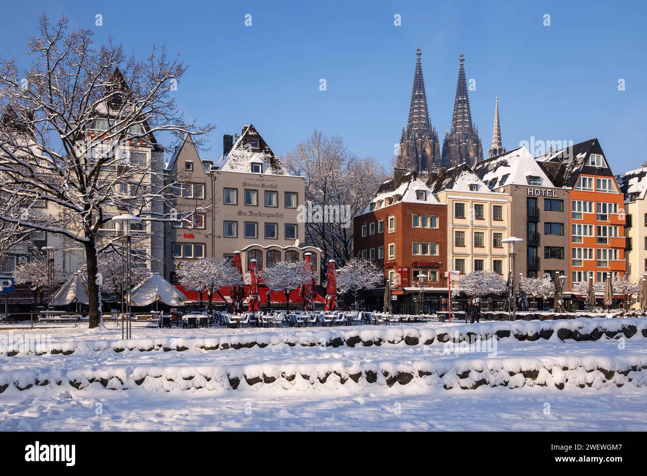 the snowy Rheingarten in the old town, in the background the cathedral ...