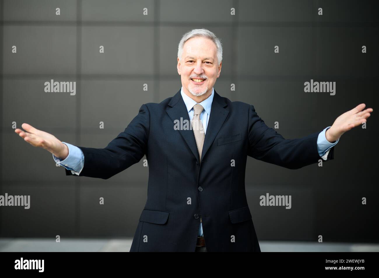 Welcoming with open arms hi-res stock photography and images - Alamy