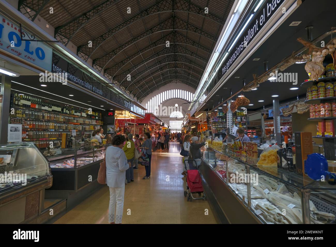 Spain fish market women hi-res stock photography and images - Alamy