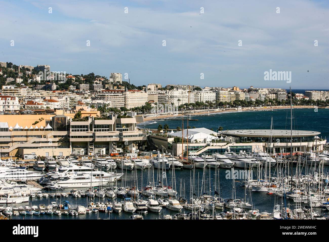Yachts buildings in cannes hi-res stock photography and images - Alamy