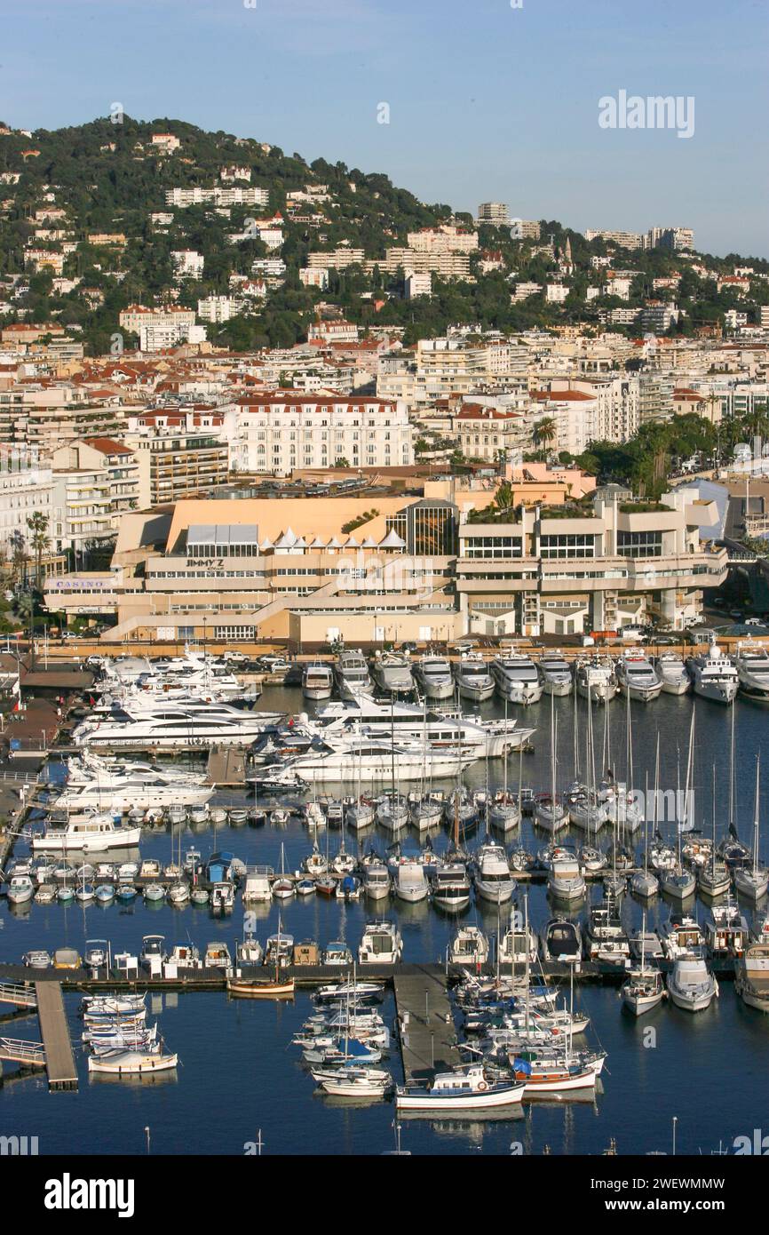Cannes harbour yachts hi-res stock photography and images - Alamy
