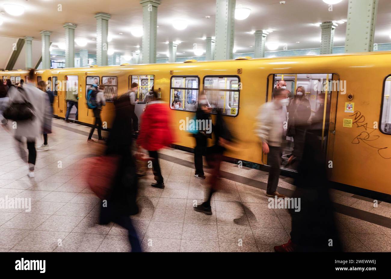 Underground metro station rush hour hi-res stock photography and images ...