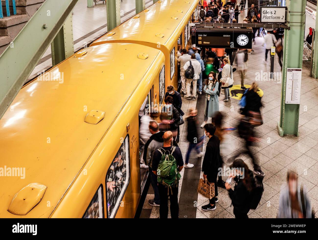 Underground metro station rush hour hi-res stock photography and images ...