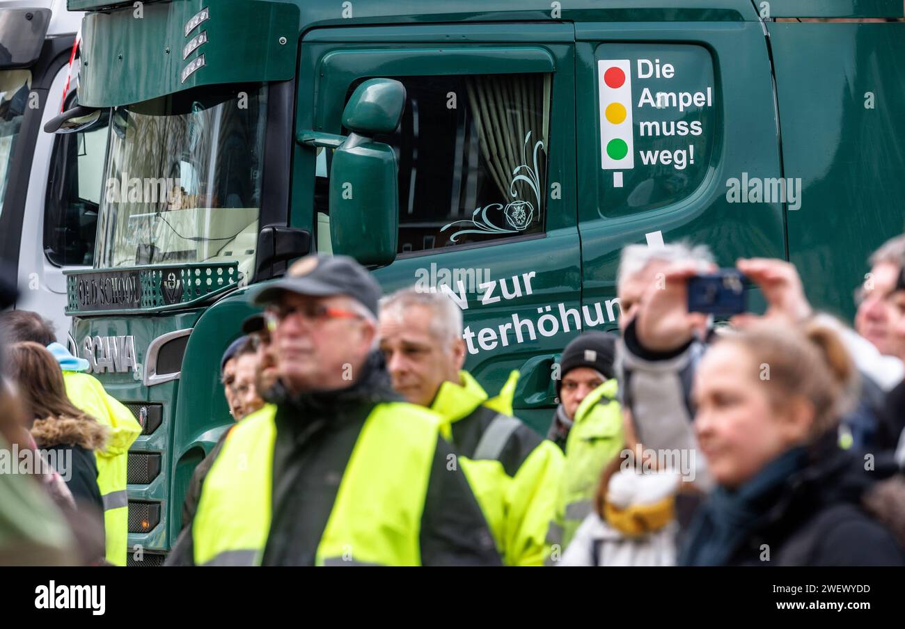 Kiel, Germany. 27th Jan, 2024. Participants in a yellow vest motorcade ...