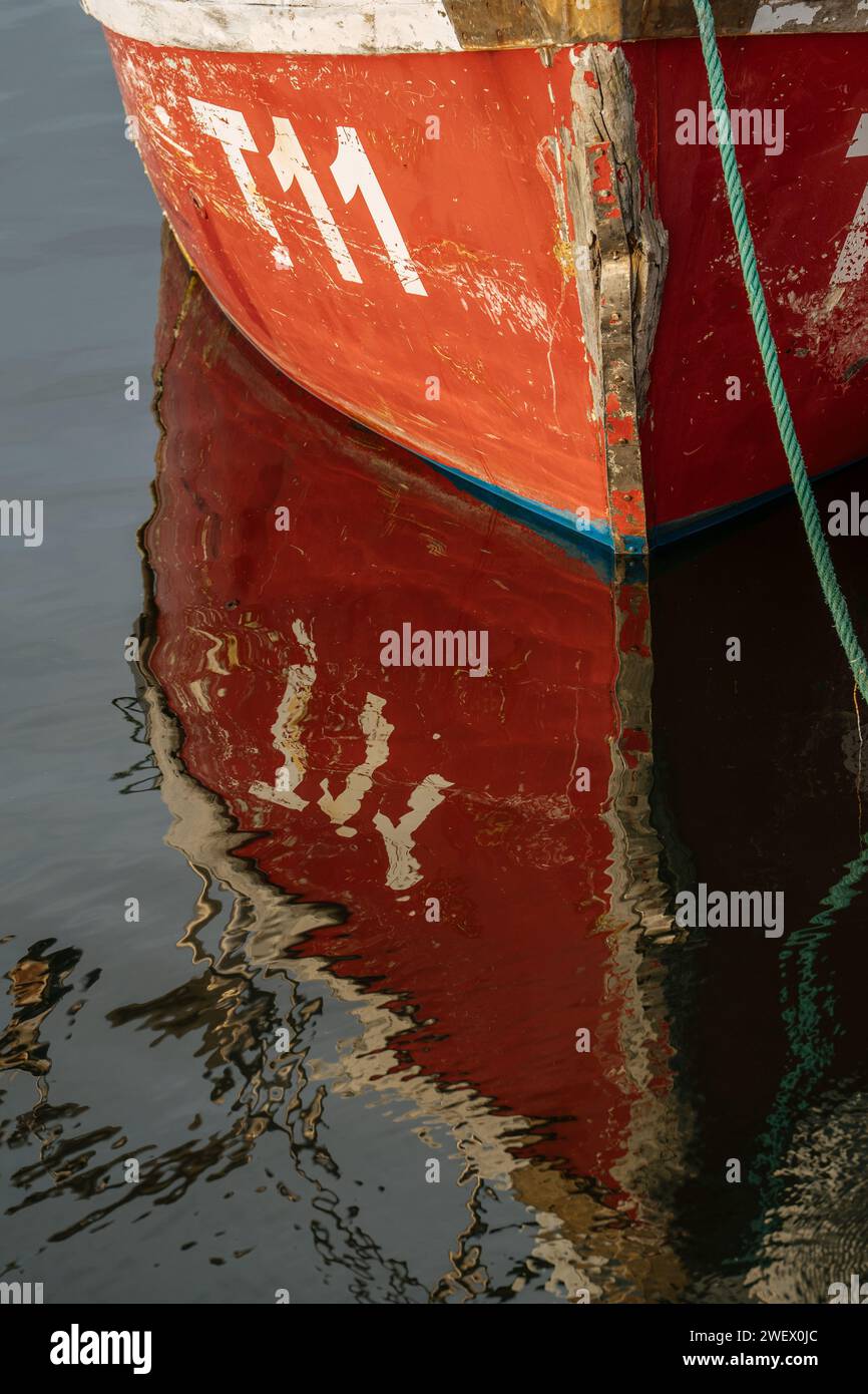 red fishing boat in knightstown harbour Stock Photo - Alamy