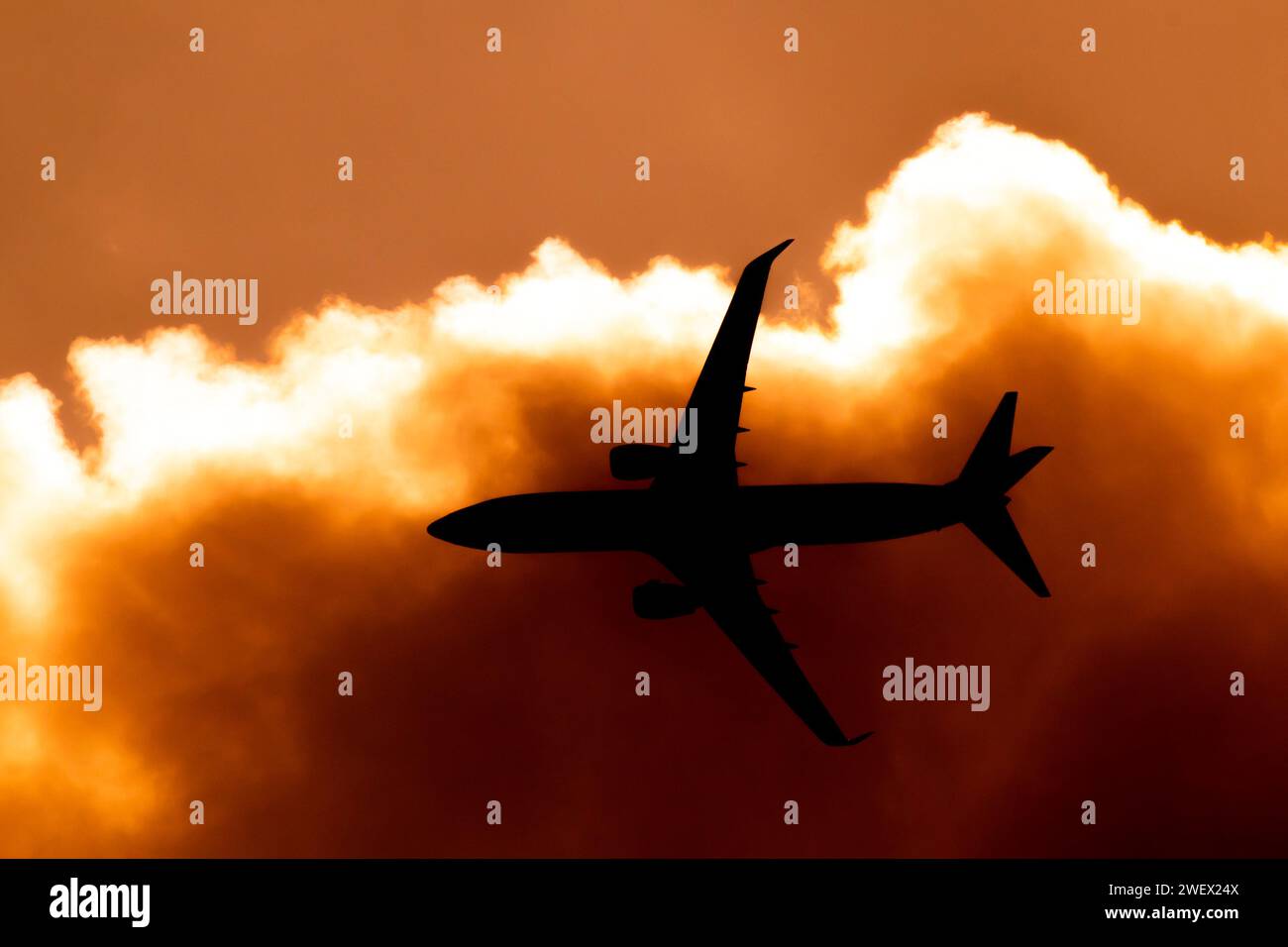 Passenger aircraft fight hi-res stock photography and images - Alamy