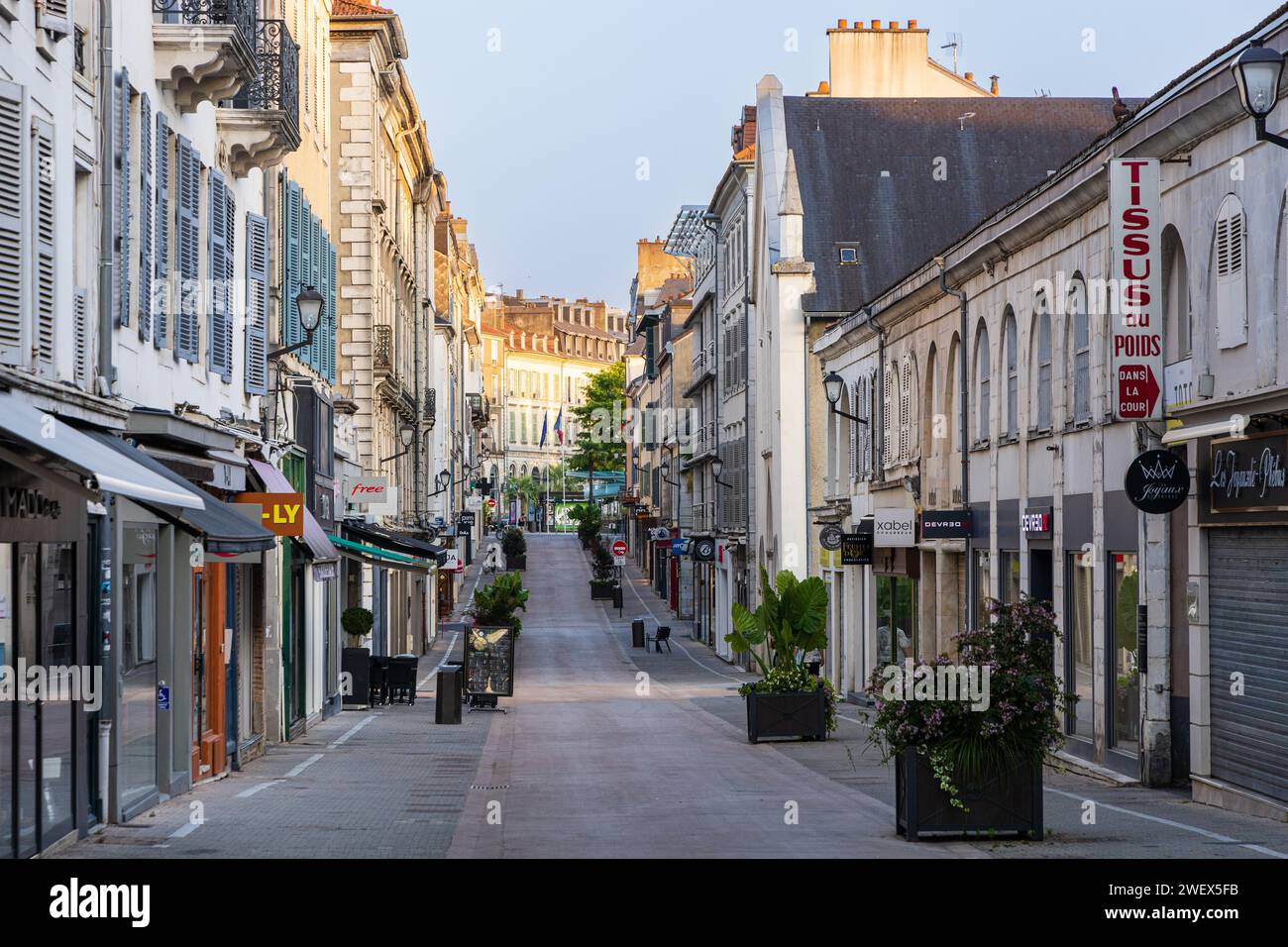 French buildings hi-res stock photography and images - Alamy