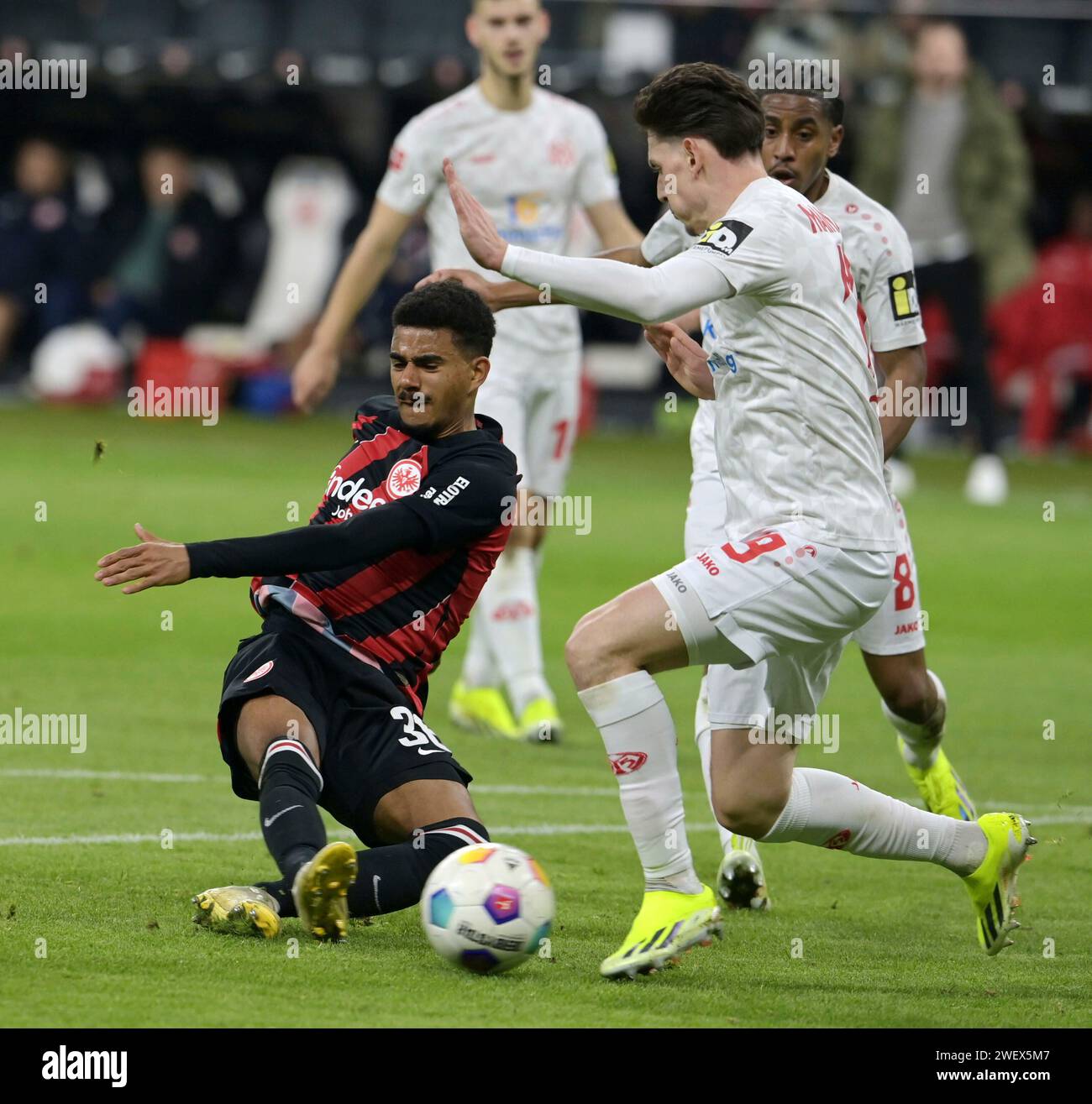 Frankfurt, Deutschland. 26th Jan, 2024. Ansgar Knauff (am Boden). gegen ...