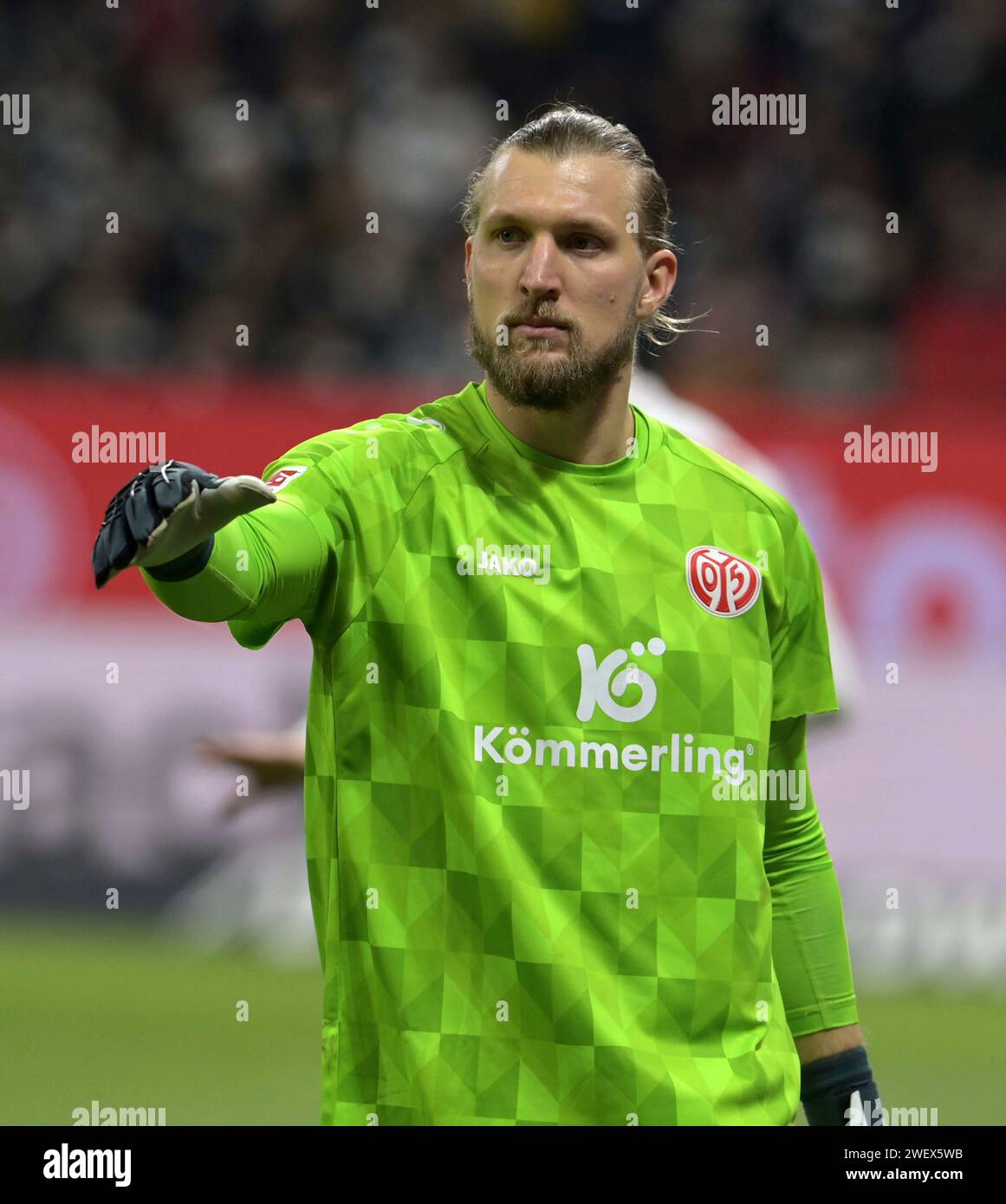 Frankfurt, Deutschland. 26th Jan, 2024. Mainz. Torwart. Robin. Zentner ...
