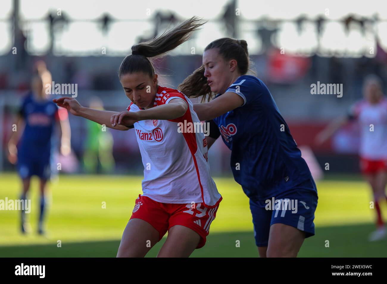 Muenchen, Deutschland. 27th Jan, 2024. Katharina Naschenweng (FC Bayern Muenchen, 19) mit Mara ...