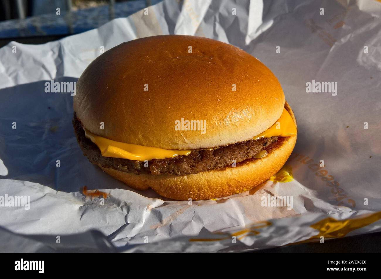 Mc Donalds Cheesburger, Burger belegt mit Fleisch und Käse. Die ...