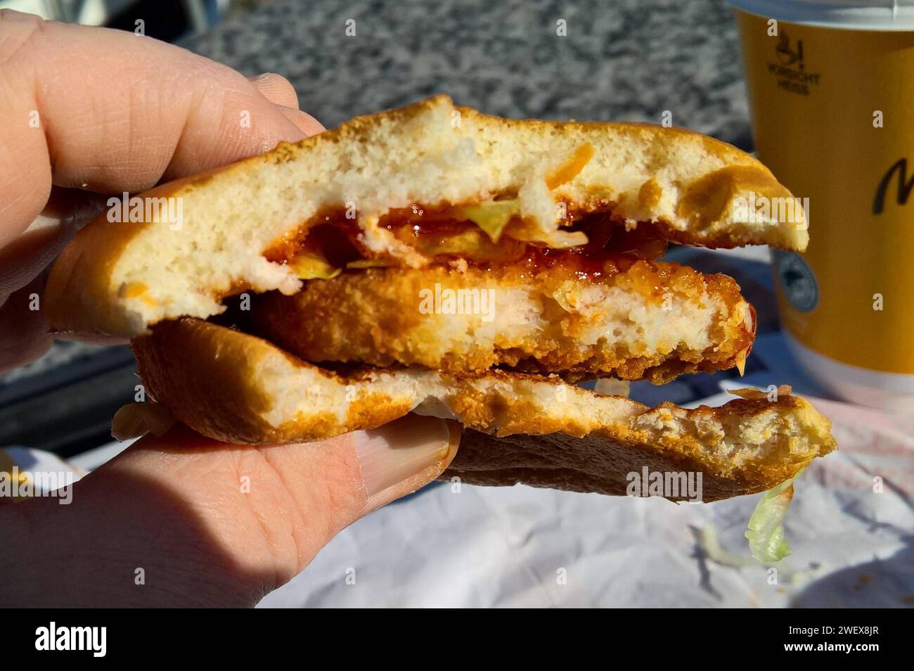Mc Donalds Chickenburger, Burger belegt mit paniertem Hühnchenfleisch ...