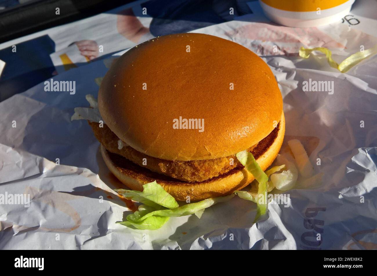 Mc Donalds Chickenburger, Burger belegt mit paniertem Hühnchenfleisch ...