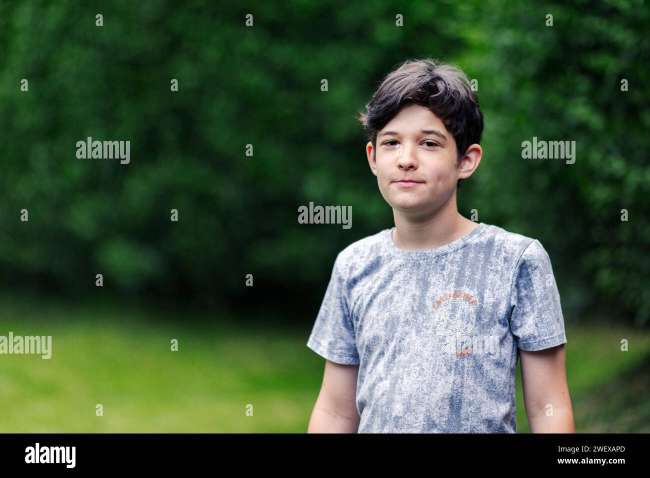 Child alone outdoors hi-res stock photography and images - Alamy