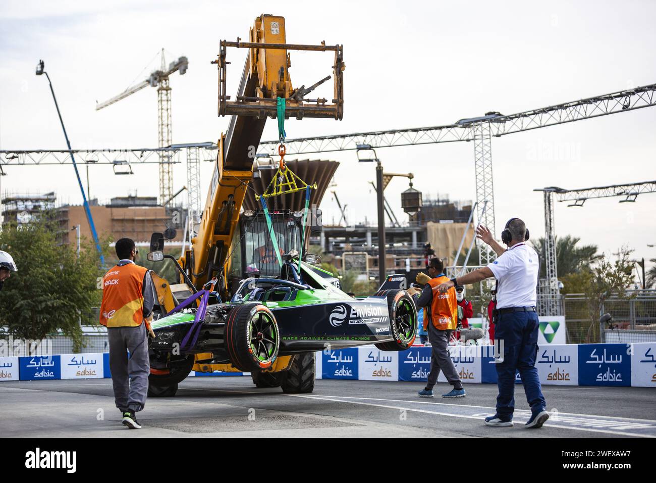 16 BUEMI Sebastien (swi), Envision Racing, Jaguar I-Type 6, pitlane ...