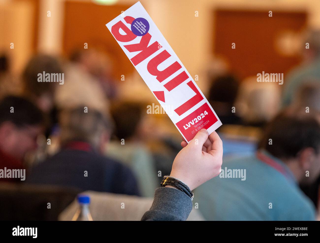 27 January 2024, Brandenburg, Templin: A delegate holds up his voting ...