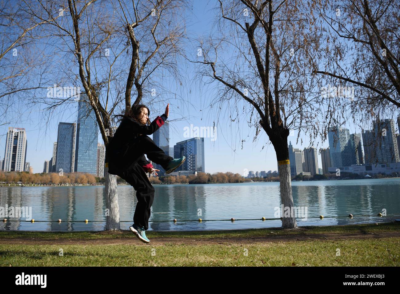 (240127) -- HEFEI, Jan. 27, 2024 (Xinhua) -- Deborah Bret practices ...