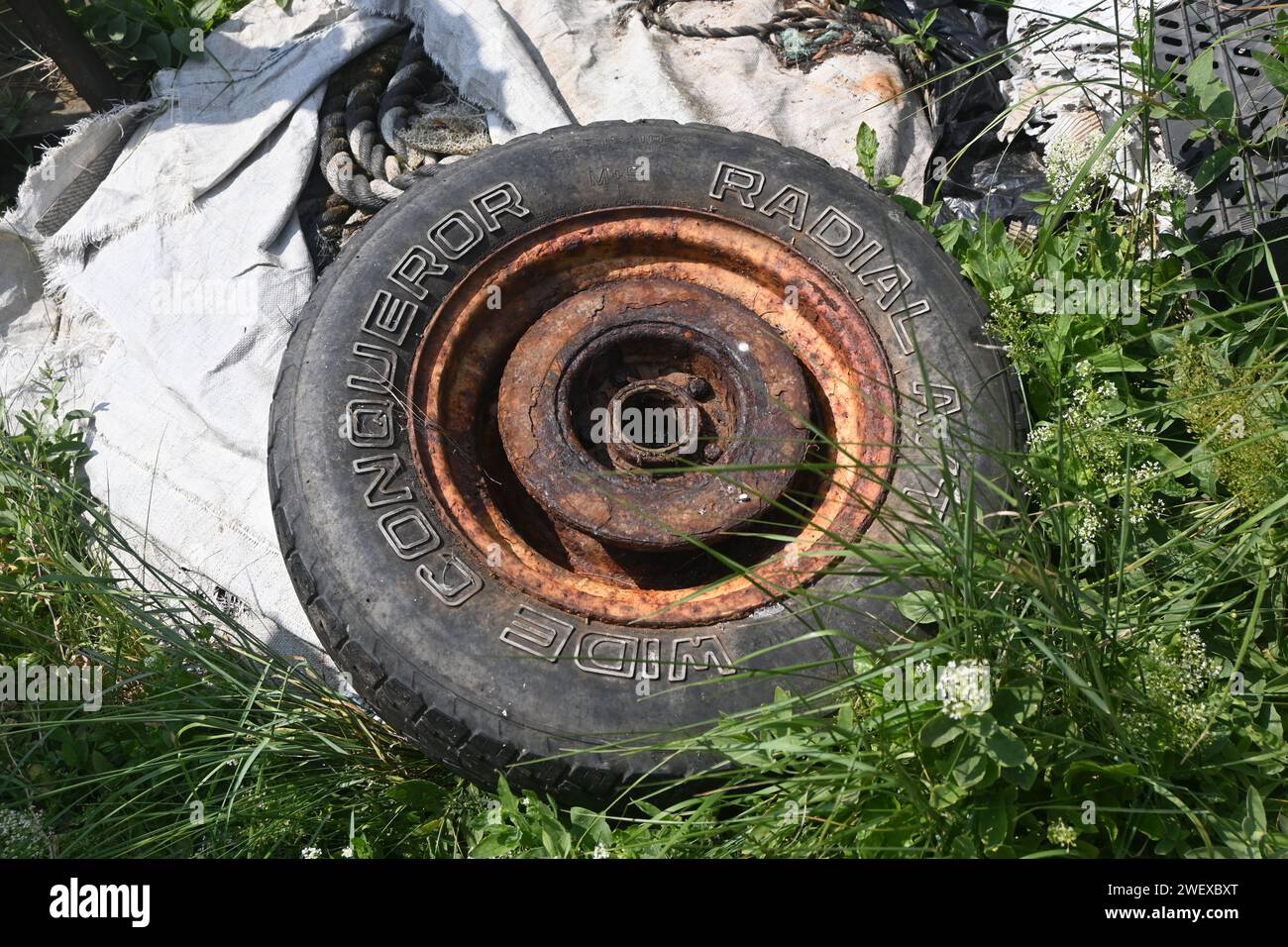 abandoned rusty tyre Stock Photo - Alamy