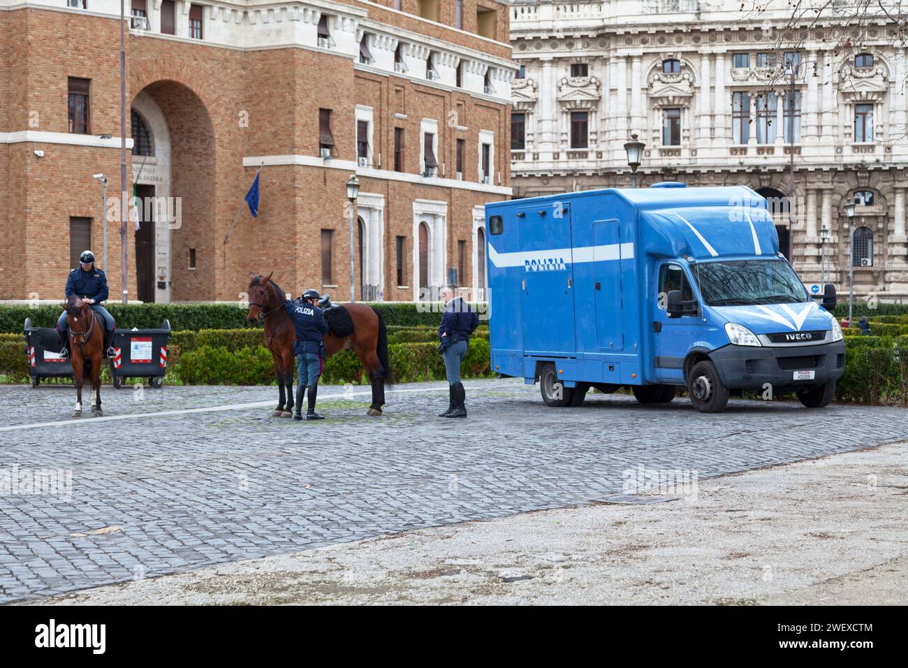 Italian polizia officers hi-res stock photography and images - Alamy