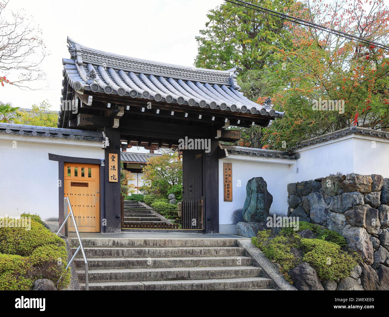 Wooden gate of traditional japanese house hi-res stock photography and ...