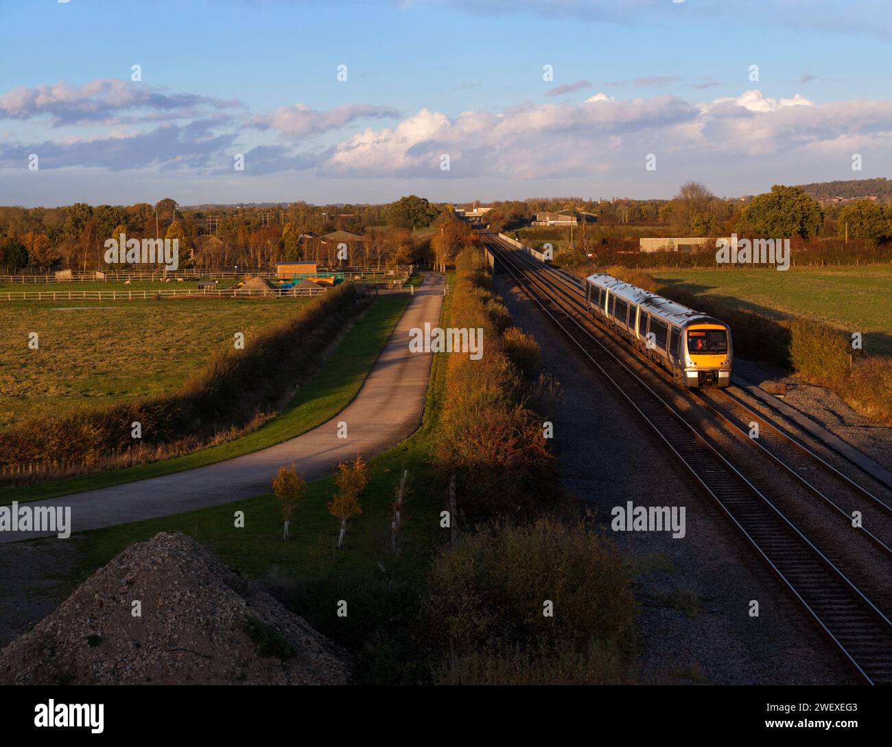 Chiltern Railways class 168 Clubman train 168109 passing Charlton-On ...