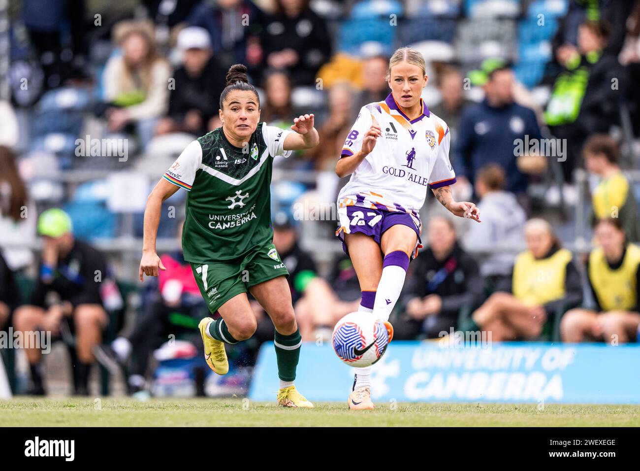 Georgia Cassidy of Perth Glory FC and Maria Rojas of Canberra United in ...