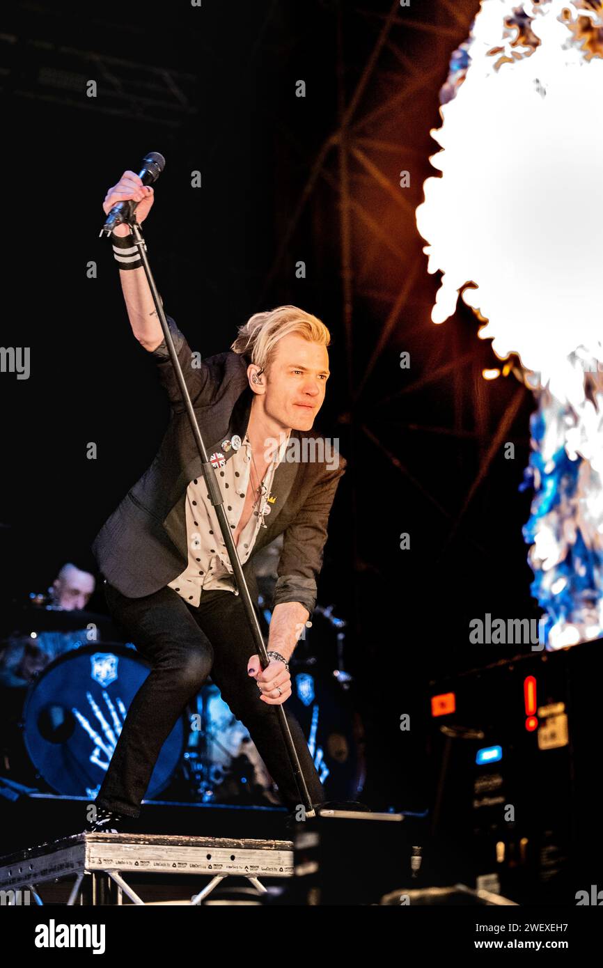 Sum 41 outfit hi-res stock photography and images - Alamy
