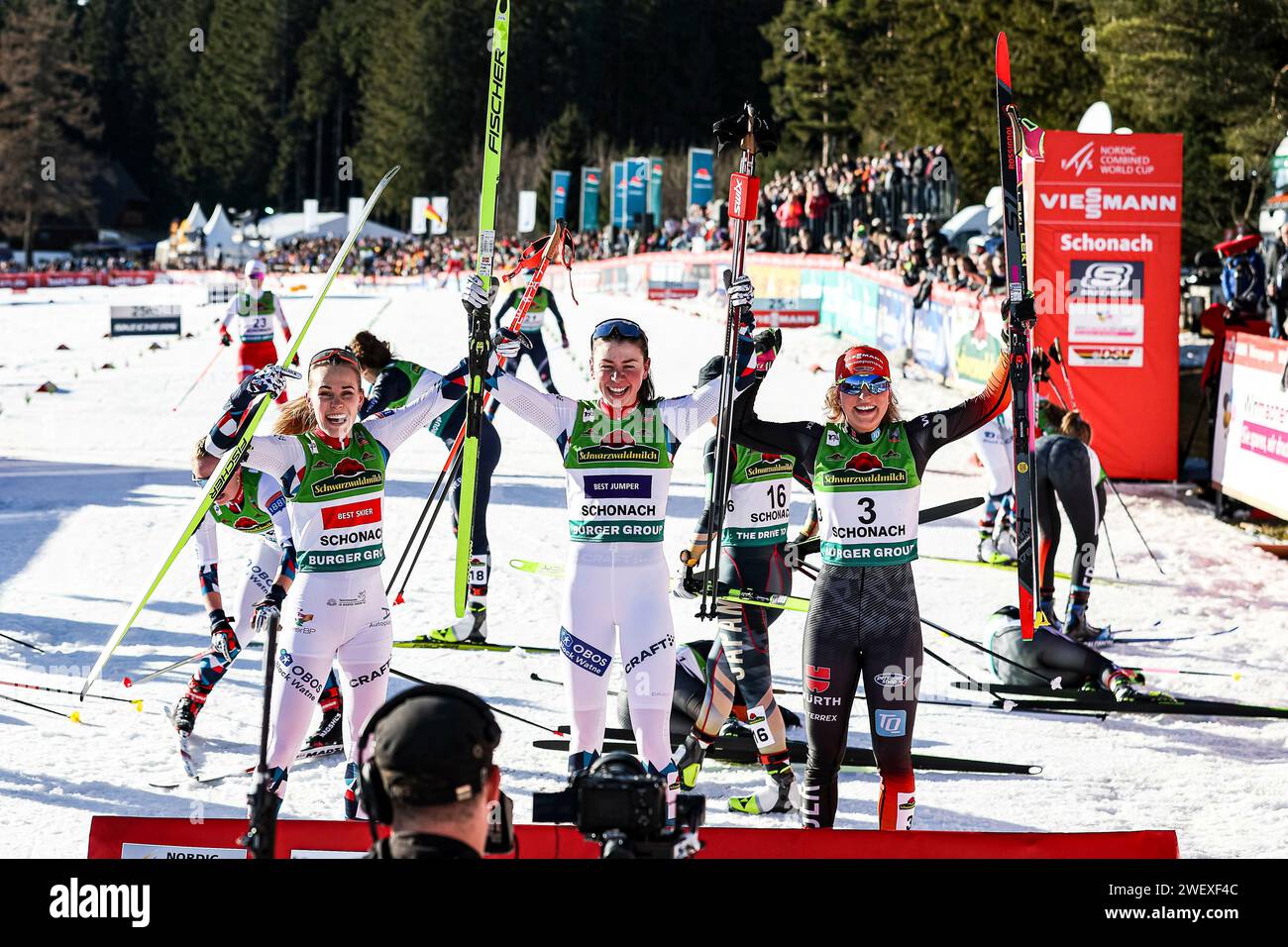 Schonach, Deutschland. 27th Jan, 2024. die Siegerinnen 1. Platz Leinan ...