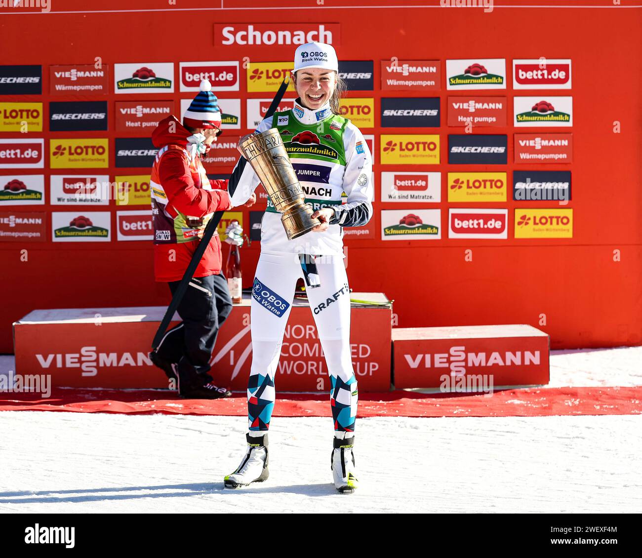 Siegerehrung der Frauen Siegerin Leinan Lund Mari (NOR) mit dem Pokal 1 ...