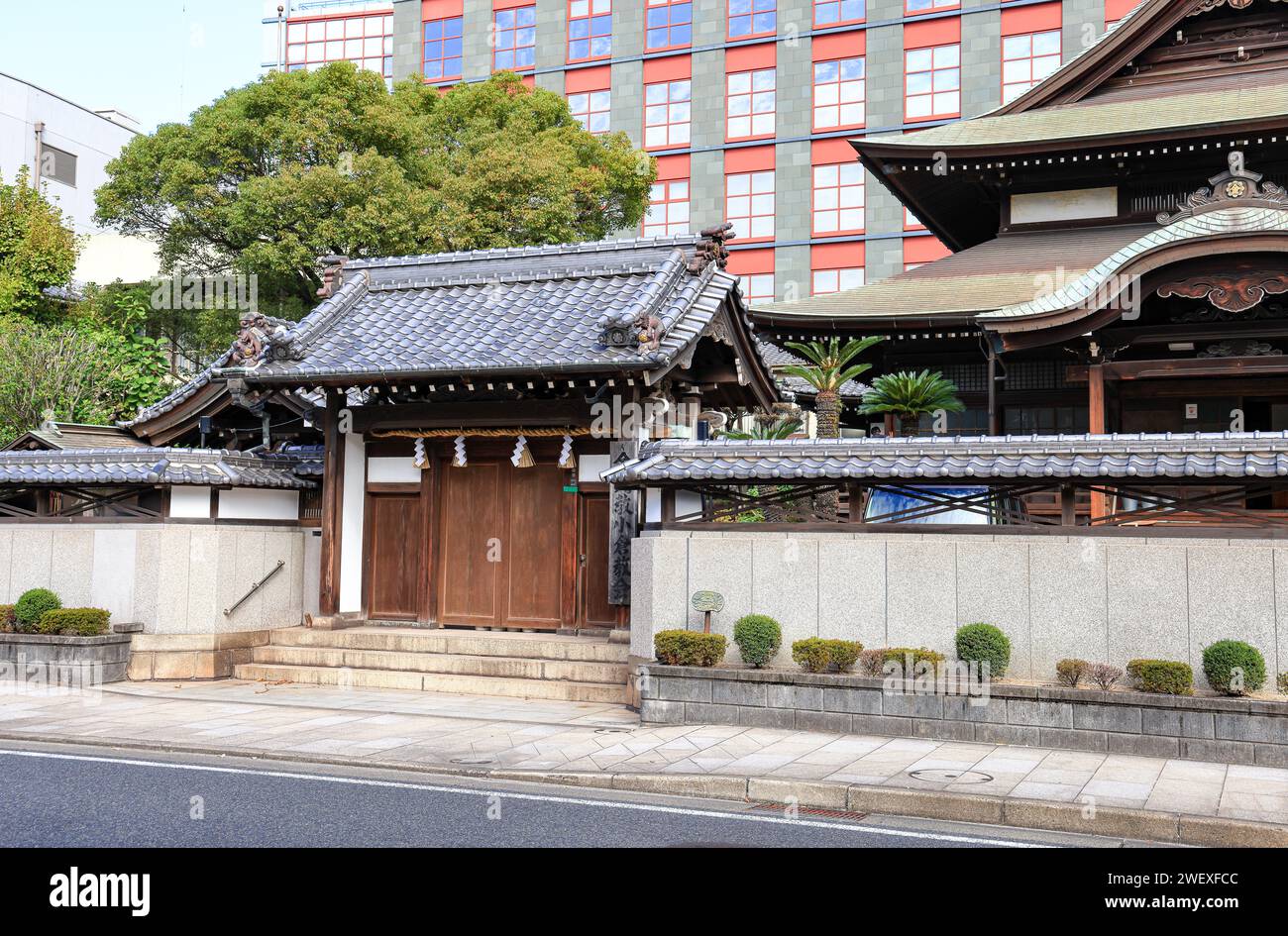 Entrance of traditional house in Japan, Wooden door and wall of ...