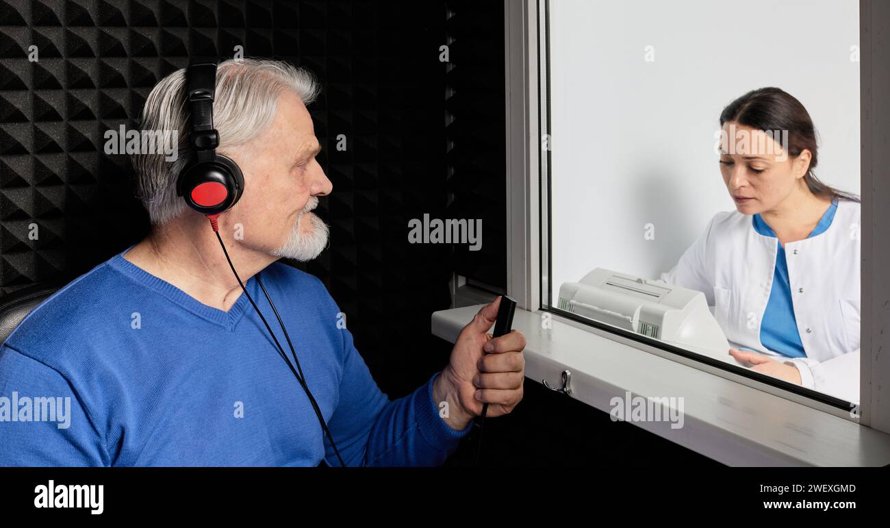 Check in booth hi-res stock photography and images - Alamy