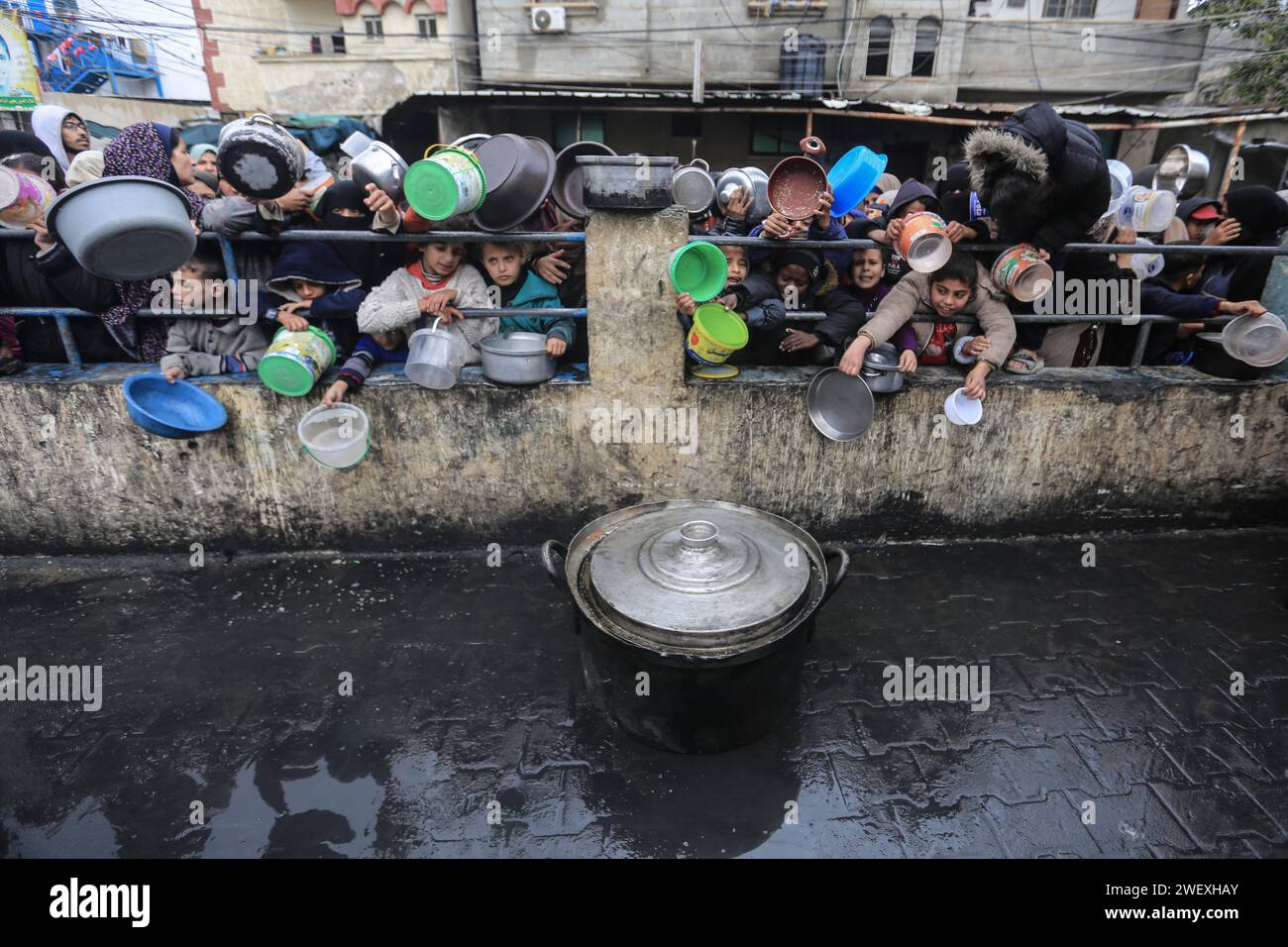 Rafah, Palestinian Territories. 27th Jan, 2024. Displaced Palestinians ...