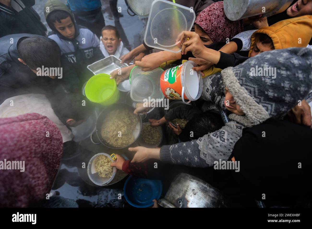 Rafah, Palestinian Territories. 27th Jan, 2024. Displaced Palestinians ...