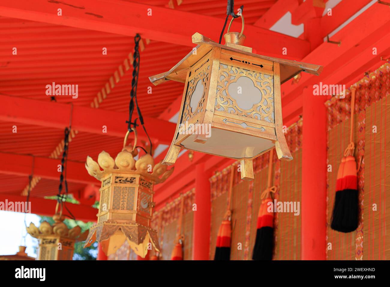 Traditional japanese lantern metal hi-res stock photography and images ...