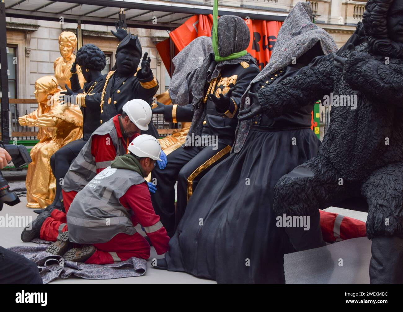 London, England, UK. 27th Jan, 2024. Workers install a new artwork ...