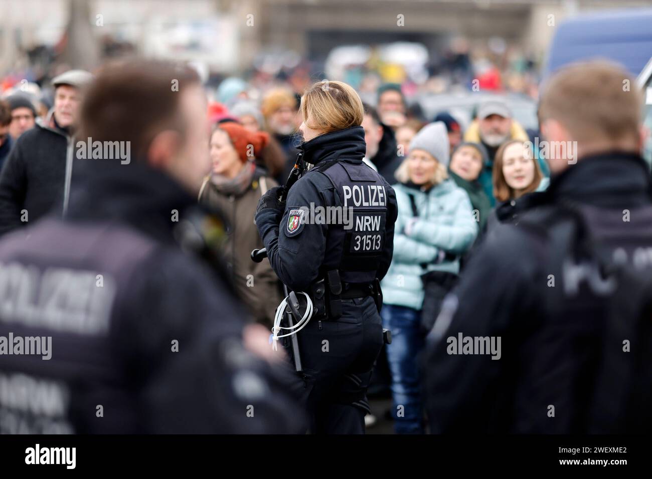 Polizisten vor Demonstranten bei einer Demonstration des Bündnisses ...