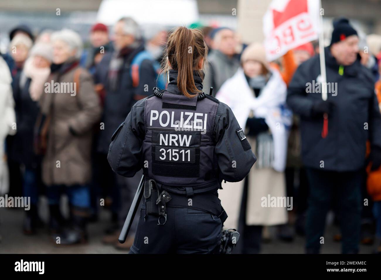 Polizisten vor Demonstranten bei einer Demonstration des Bündnisses ...