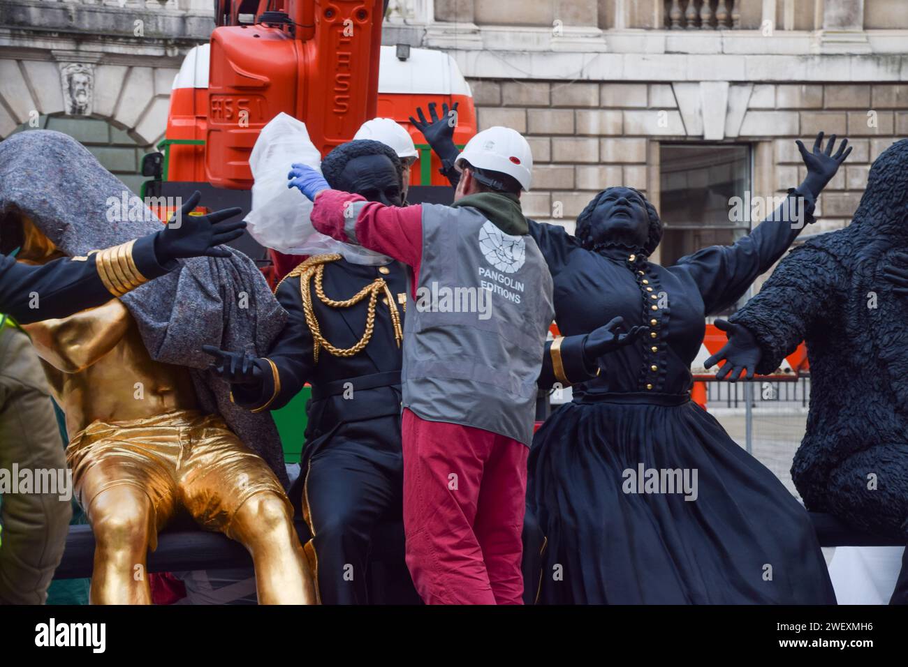 London, England, UK. 27th Jan, 2024. Workers install a new artwork ...
