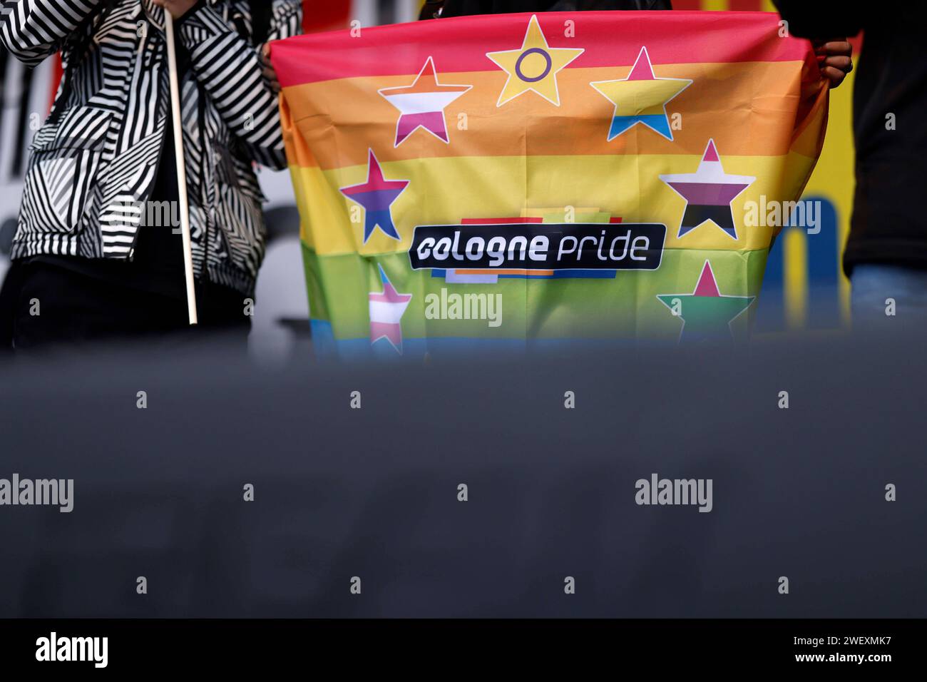 Eine Cologne Pride Flag bei einer Demonstration des Bündnisses Köln ...