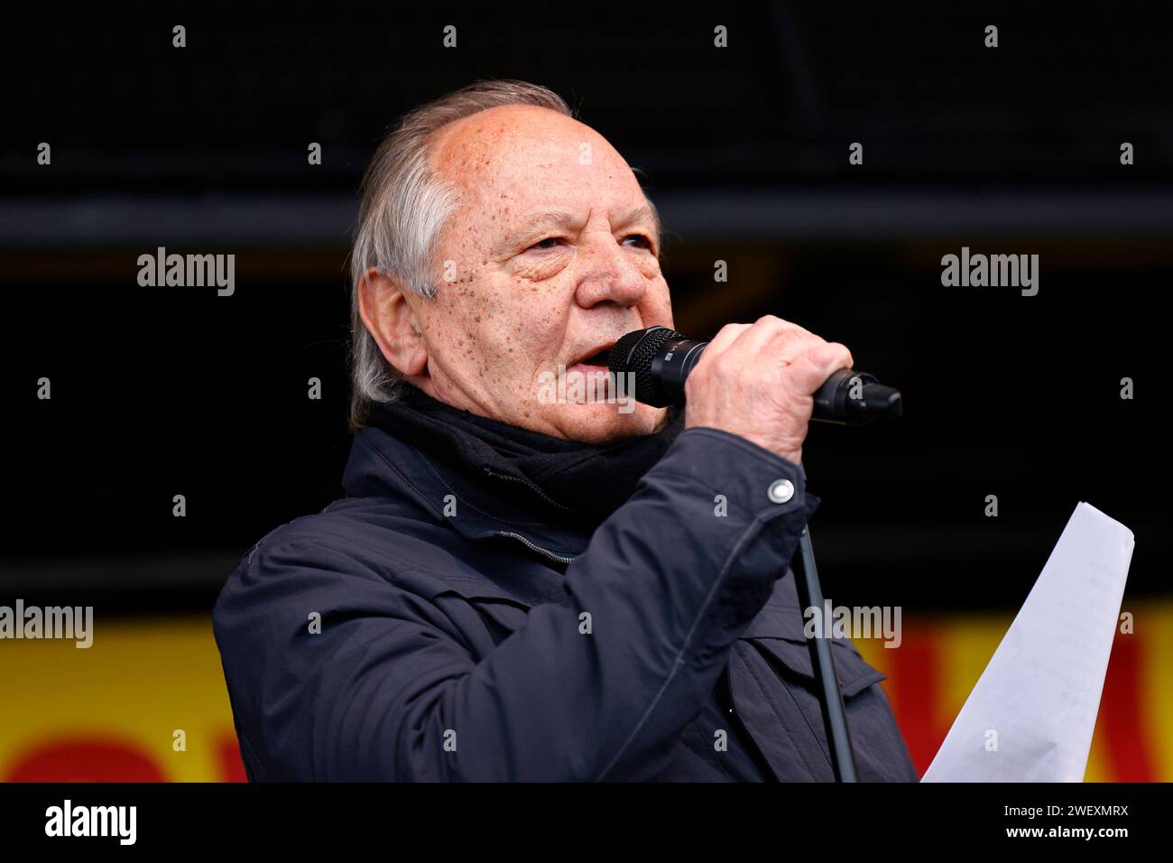 Kabarettist Wilfried Schmickler bei einer Demonstration des Bündnisses ...