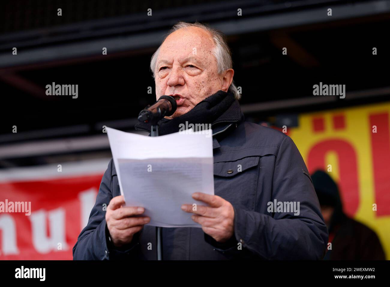 Kabarettist Wilfried Schmickler bei einer Demonstration des Bündnisses ...