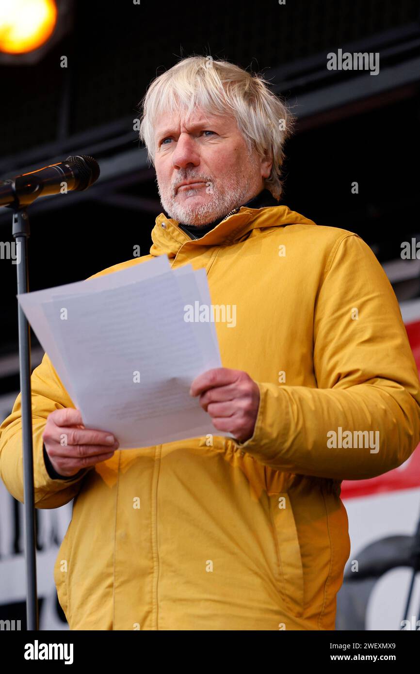 Kabarettist Jürgen Becker bei einer Demonstration des Bündnisses Köln ...