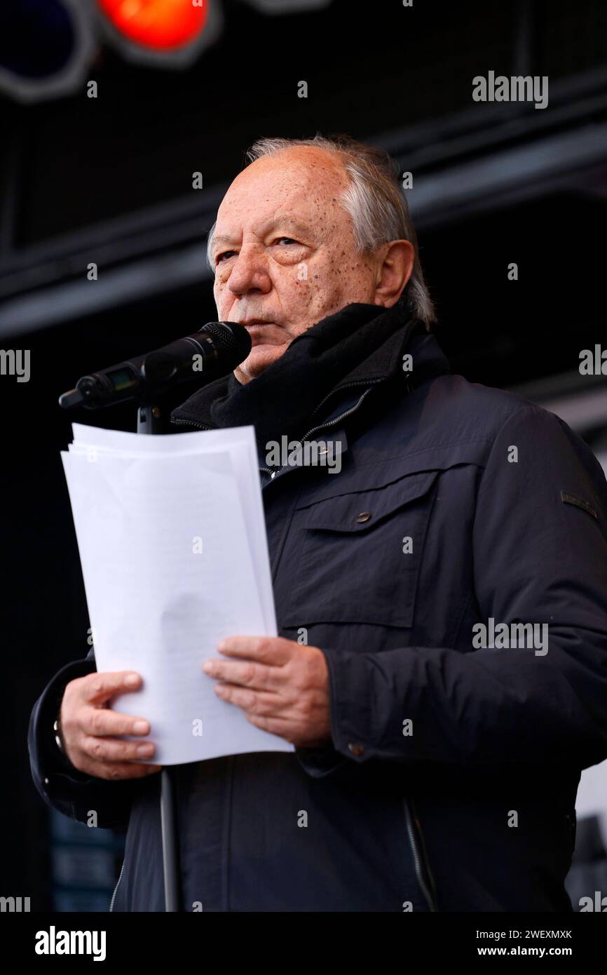 Kabarettist Wilfried Schmickler bei einer Demonstration des Bündnisses ...