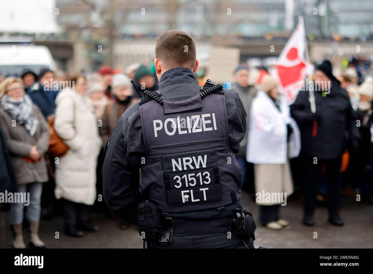 Polizisten vor Demonstranten bei einer Demonstration des Bündnisses ...